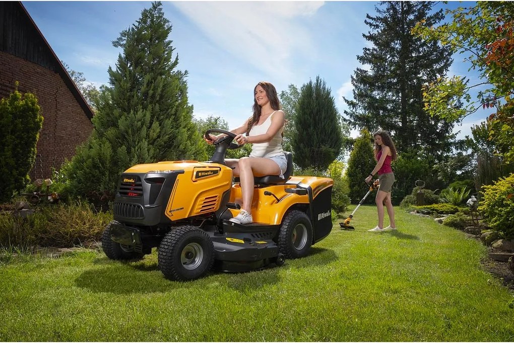 Riwall PRO RLT 102 HRD TWIN dvouválcový travní traktor 102 cm se zadním výhozem a hydrostatickou převodovkou