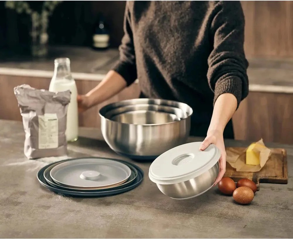 Nerezové mísy v sadě 4 ks ve stříbrné barvě ø 28,5 cm Nest Prep&Store – Joseph Joseph