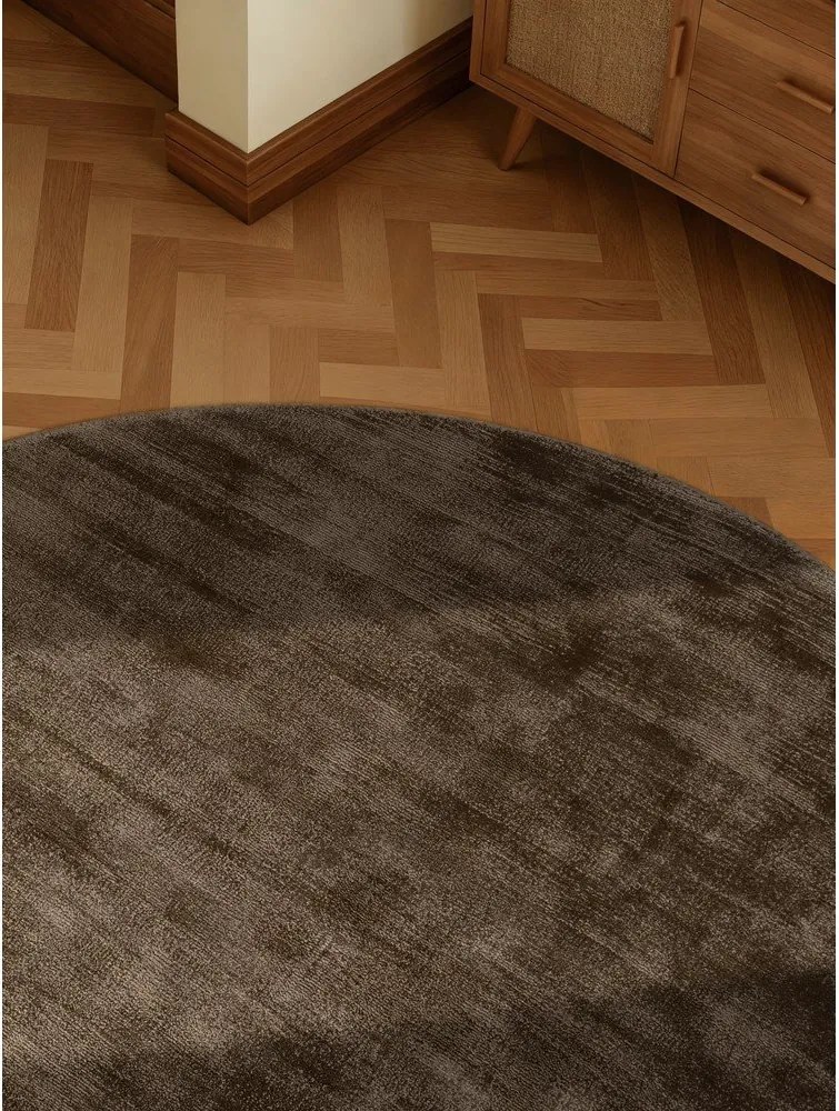 Hnědý ručně tkaný kulatý koberec z viskózy ø 150 cm Noemi – Vikosa