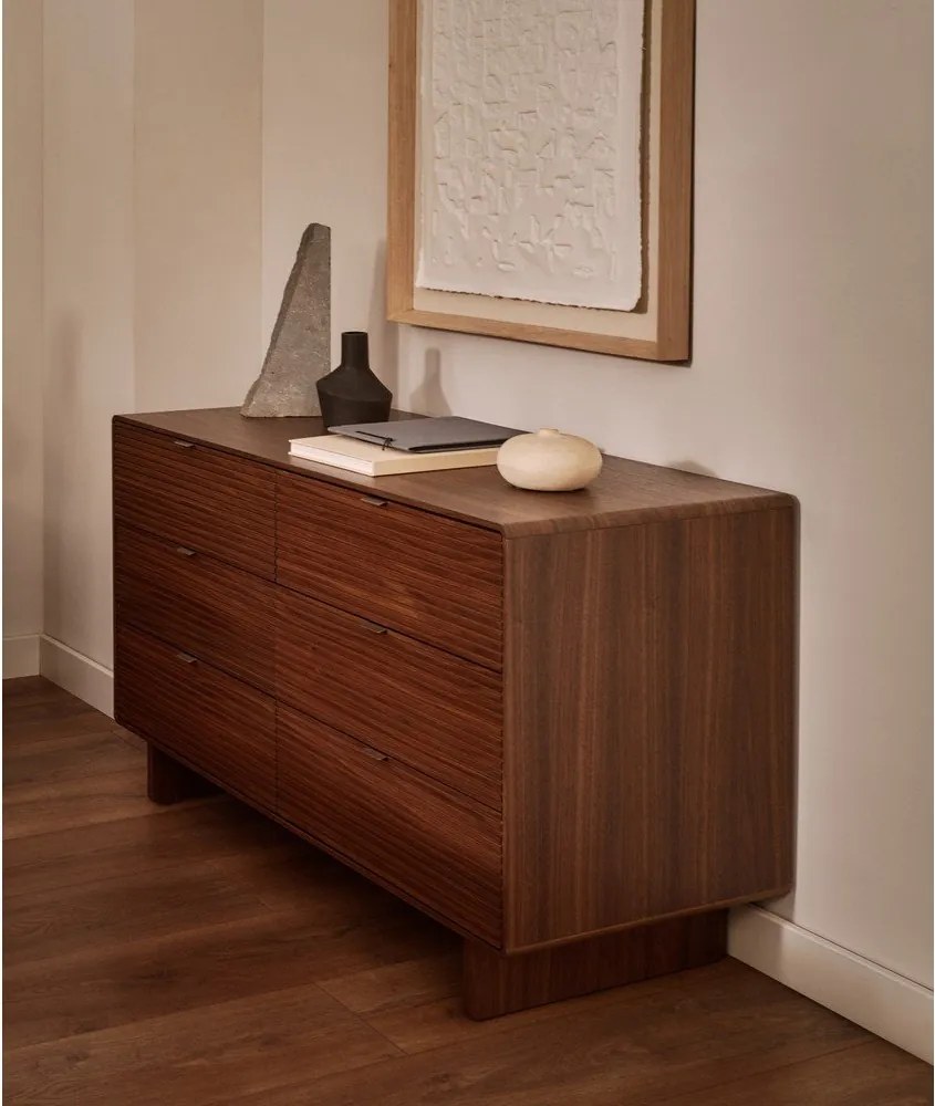 Komoda v dekoru ořechu v tmavě přírodní barvě 120x75x50 cm Norlen – Kave Home