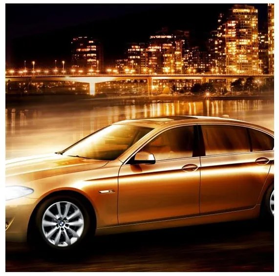 Obraz zlatého BMW s městem (30x30 cm), 40 dalších rozměrů