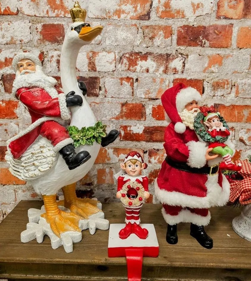 Vánoční dekorace Santa Claus držící věneček s Elfem - 16*8*28 cm