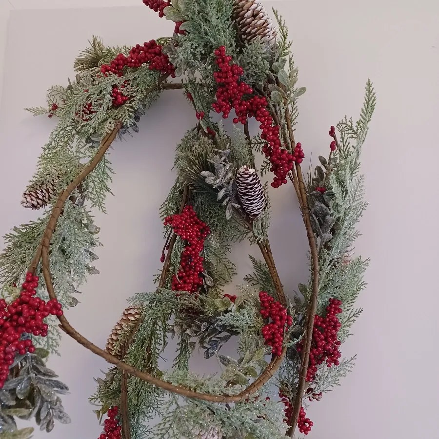 3D umělá vánoční girlanda na stůl s jehličím a červenými bobulemi, 270 × 15 cm, ojíněná