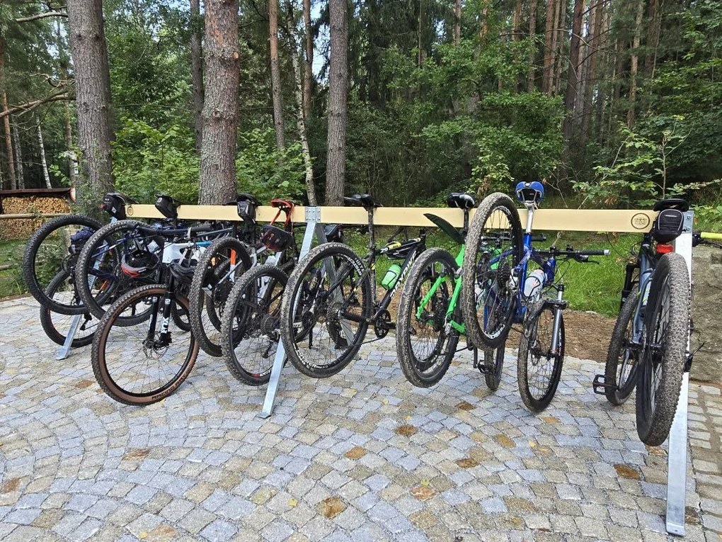 Stojan na kolo za sedlo se dřevěným nosníkem KACERLE KS-910 - 2 m Délka stojanu: 4 m, Povrchová úprava nohou: žárový zinek, Druh dřeva: smrkové dřevo lakované