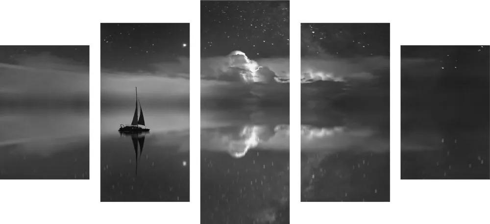 5-dílný obraz loďka na moři v černobílém provedení - 200x100 cm