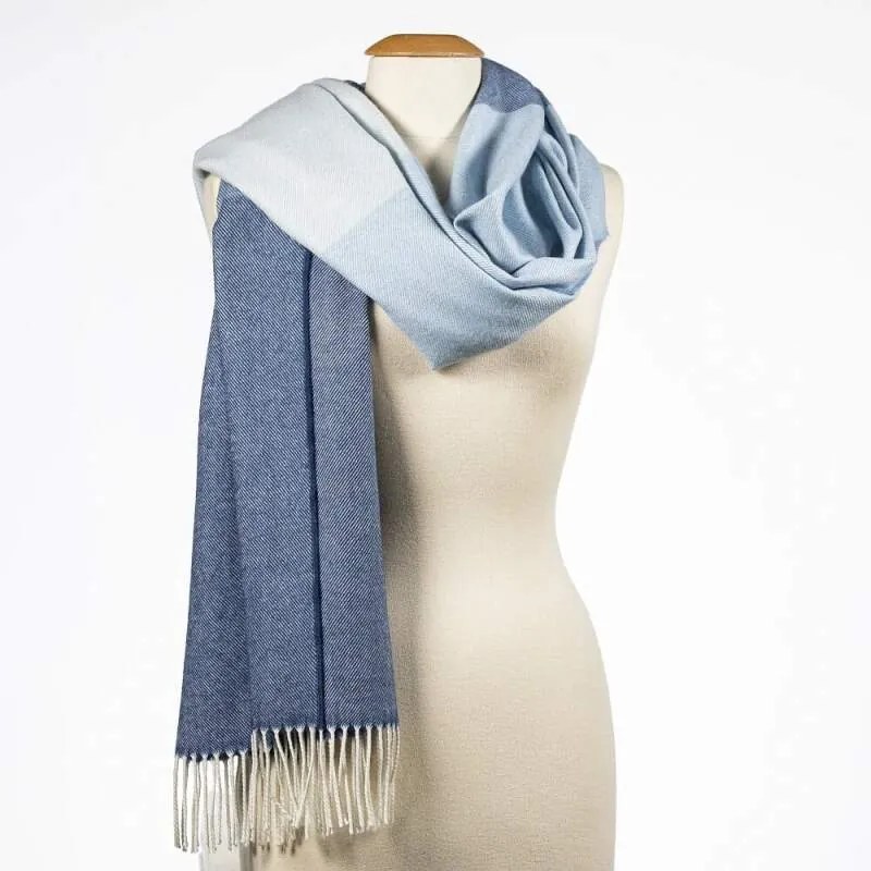 Pashmina / wrap z jemné Merino vlny White Denim Navy Stripe 200x76 cm - John Hanly