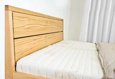Postel Postelia MARINA Buk 160x200 - dřevěná postel z masivu o šíři 4 cm, včetně nočních stolků