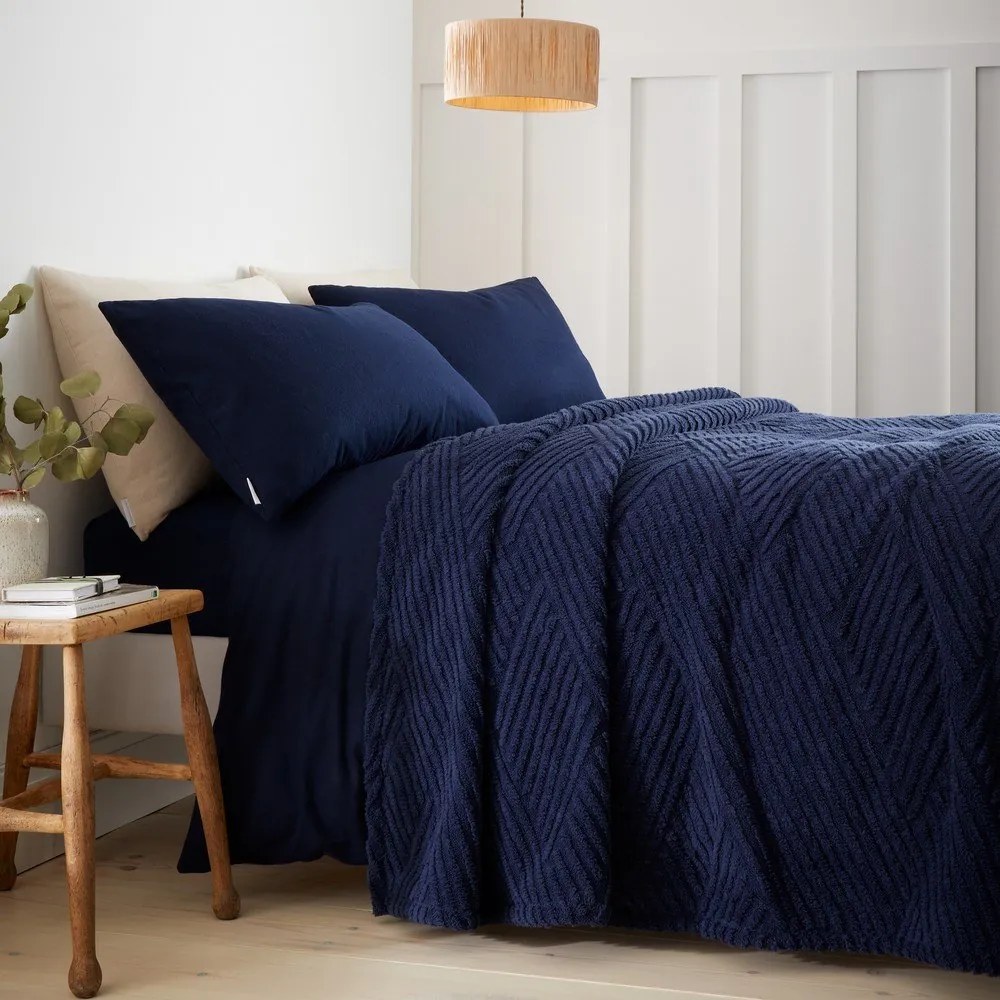 Tmavě modrý přehoz 230x220 cm Heat Buddy Super Thermal – Catherine Lansfield