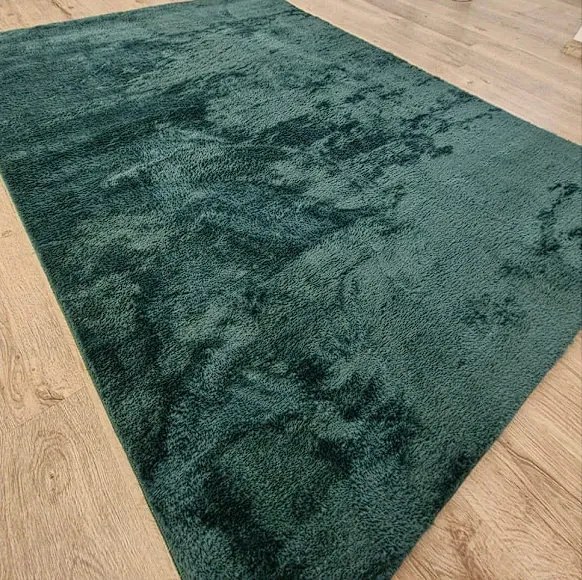 HU Zelený koberec Plush Deluxe, barva Flaškova zelená Rozměr: 50x80 cm