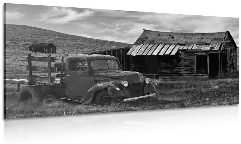 Obraz auto v malebné přírodě v černobílém provedení - 120x60