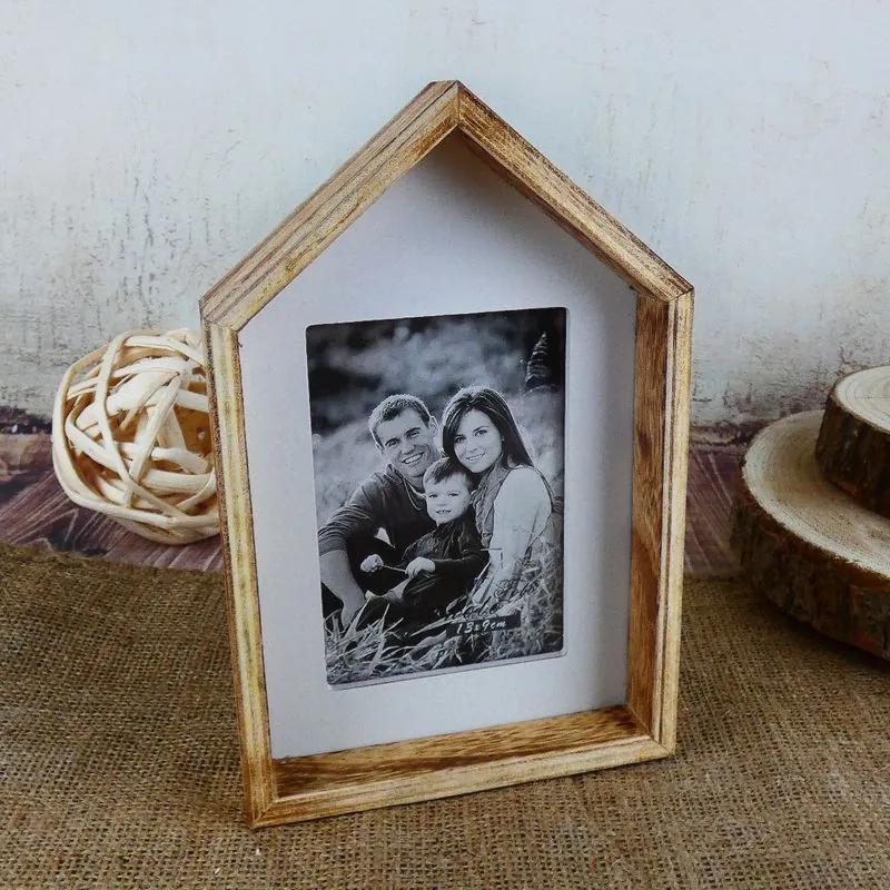 Dřevěný fotorámeček ve tvaru domečku- na jednu fotografii