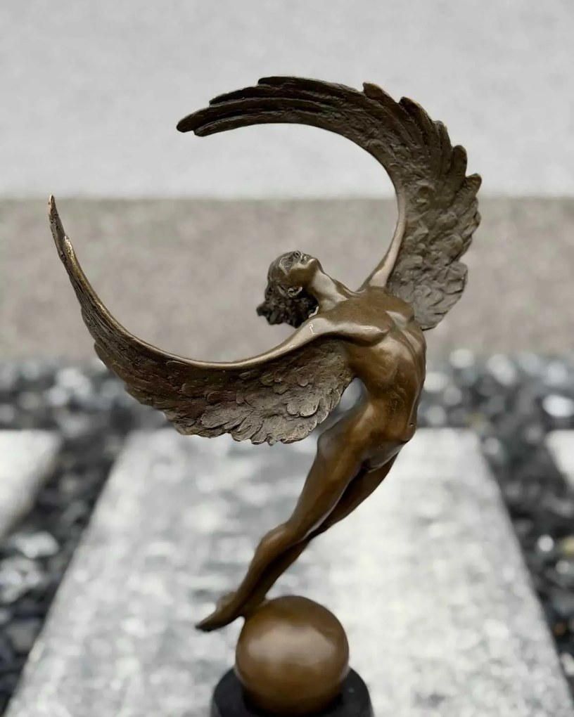 Bronzová socha - ženská figura s křídly - Vzestupný den