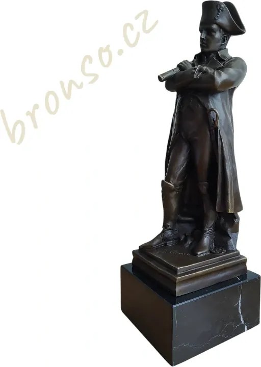 Bronzová socha Napoleona, signovaná a číslovaná, na mramorovém podstavci – sběratelská historická dekorace