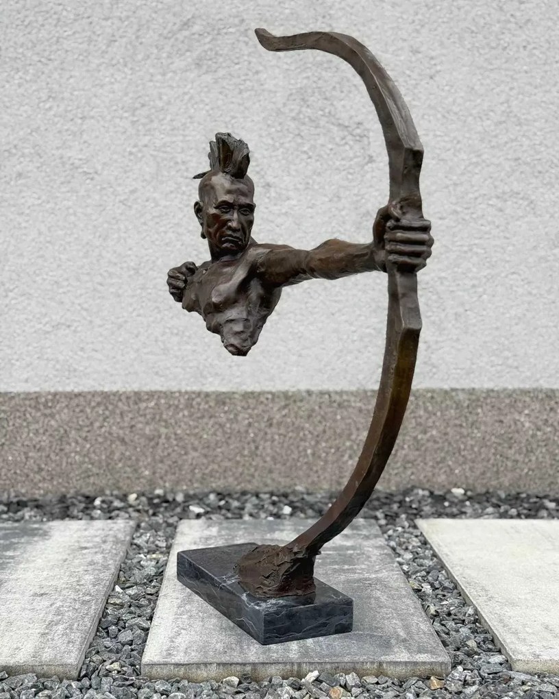 Velká bronzová socha - Mohykánský válečník s lukem