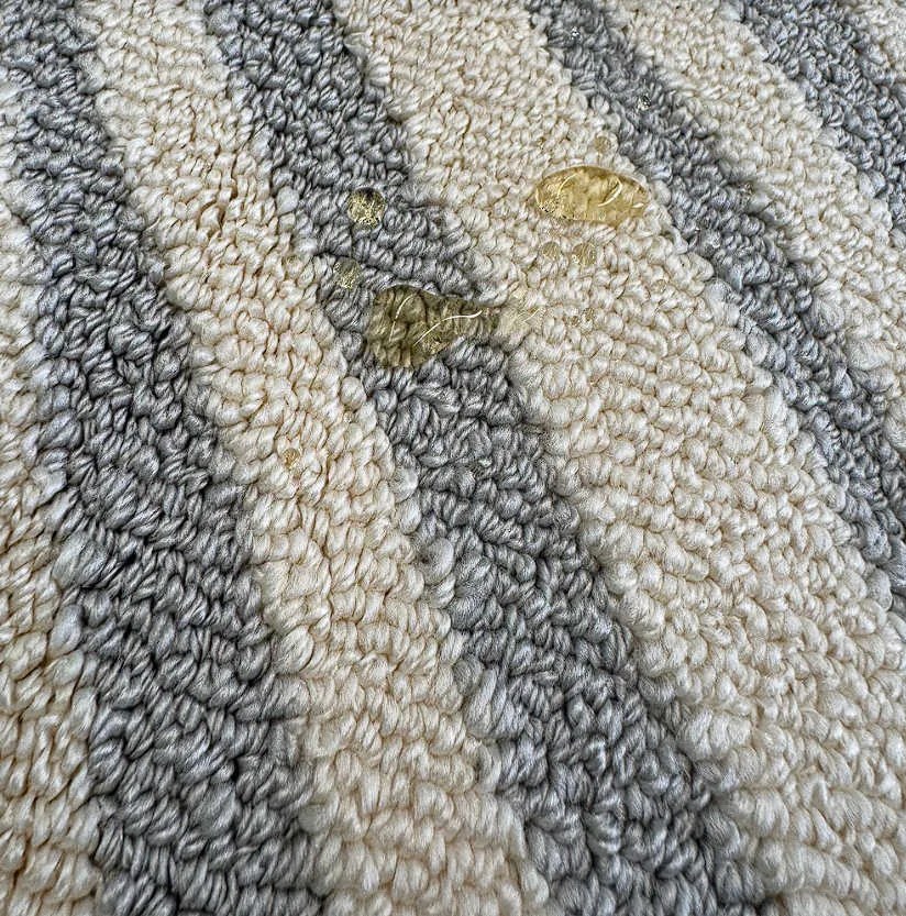 TZ Šedý obdélníkový pruhovaný koberec Strado Polo Cloud se zebrovým vzorem Rozměr: 120x170 cm