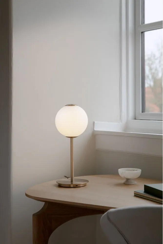 V mosazné barvě kovová LED stmívatelná stolní lampa se skleněným stínidlem (výška 37 cm) Audrey Table – UMAGE