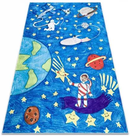 Dětský kusový koberec vhodný k praní BAMBINO 2265 Vesmír kosmonaut raketa hvězdy modrý Rozměr: 80x150 cm