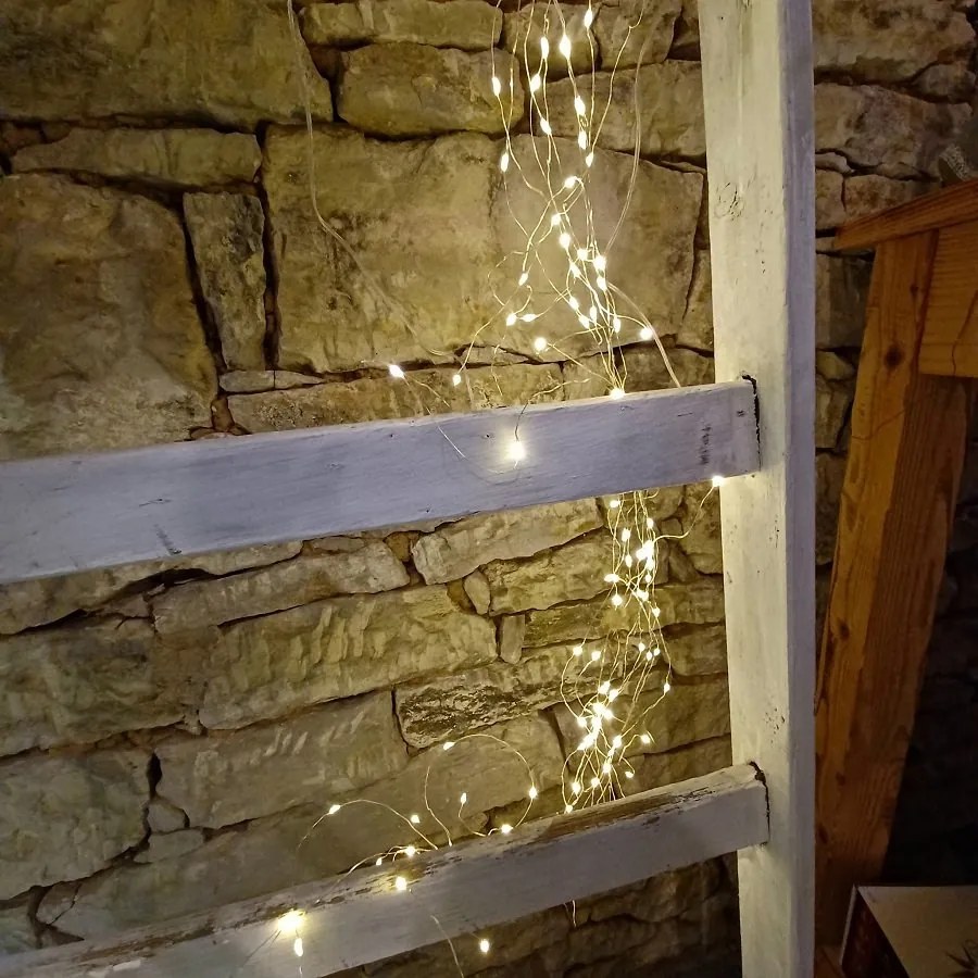 LED světelný řetěz, kapičky, 10 pramenů × 2 m, teple bílá, 240 diod, stříbrný kabel, IP44, vč. zdroje