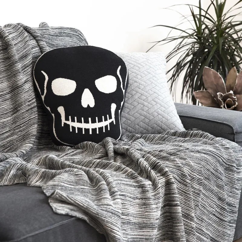SCANquilt pletený polštářek SKULL černobílá vánoční dekorace