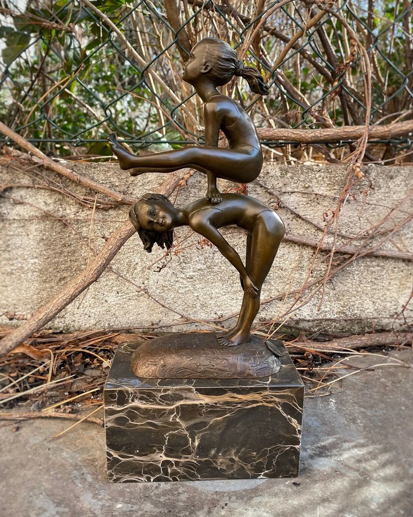Bronzová socha - Dvě děti si hrají čáru