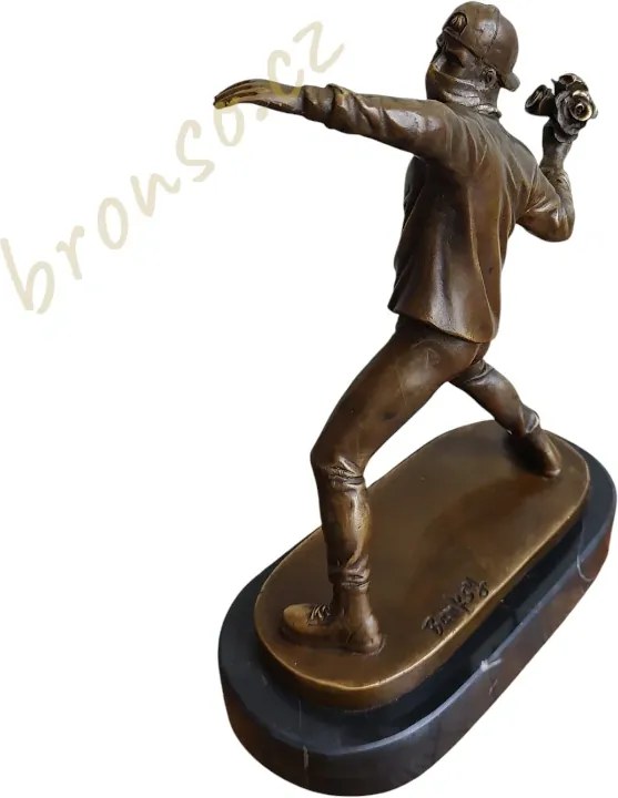 Bronzová socha Banksy: Flower Thrower – Hodící se květinář - Moderní umění, designová soška