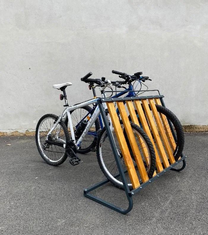 Dřevěný stojan na kola s kovovým rámem KACERLE (KS-500) Počet parkovacích míst: pro 3 kola, Barva dřeva: přírodní (bez povrchové úpravy)