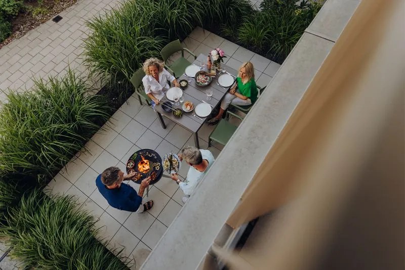 Höfats Stylový BBQ gril a ohniště MOON v jednom na dřevo a peletky Barva: Černá, Varianta: s nízkou podstavou a planchou
