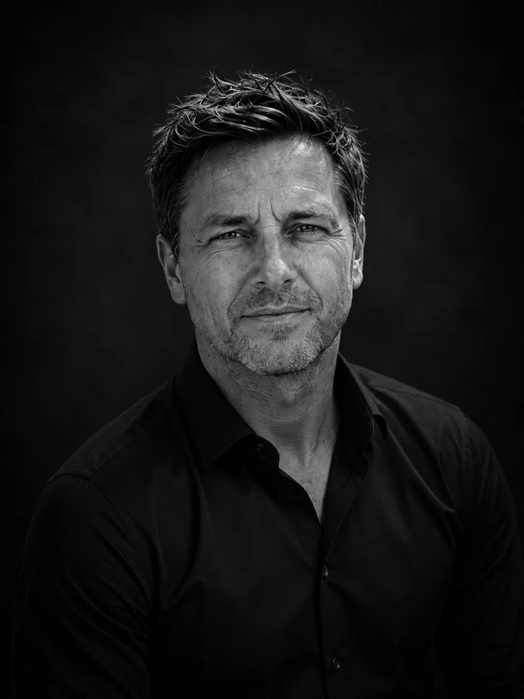 Foto obraz z vlastní fotky na plátno – Pánský černý studiový portrét