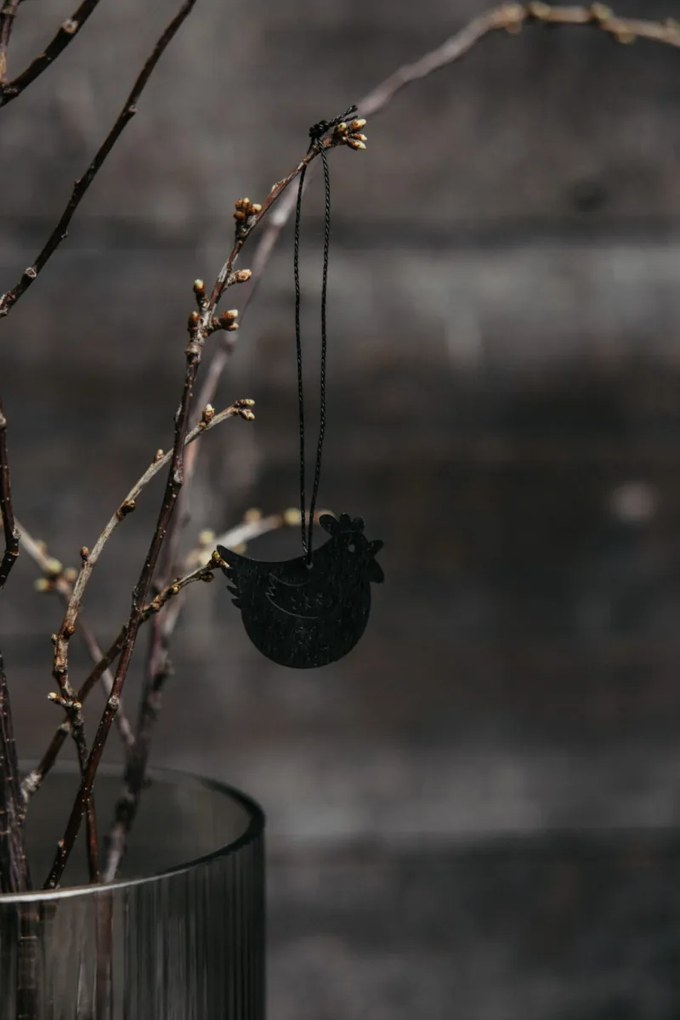 Velikonoční závěsná dekorace slepička Edith Black Storefactory Scandinavia