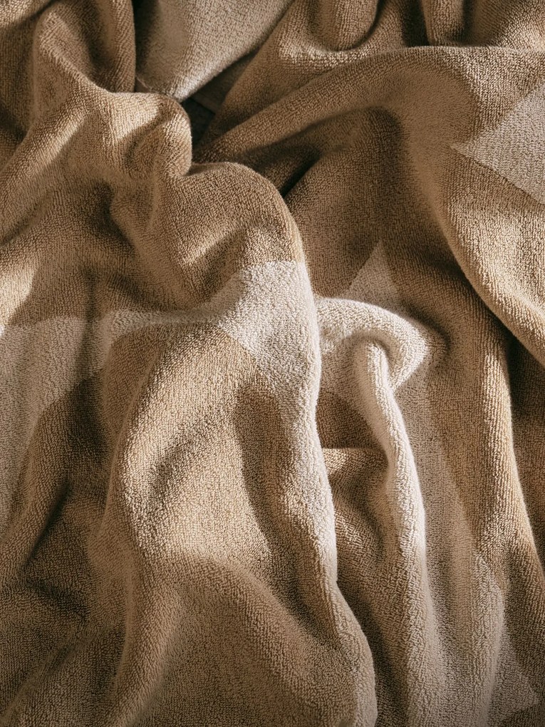 Ferm Living Bavlněná osuška Ebb Sand 140 × 70 cm, béžová barva, textil