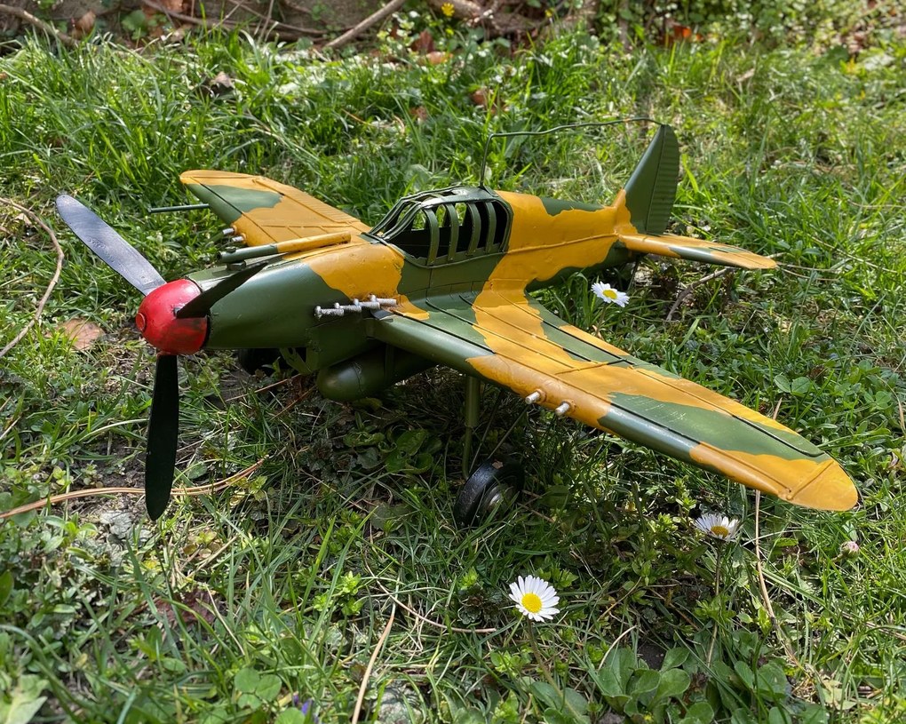 Plechový model bitevního letounu