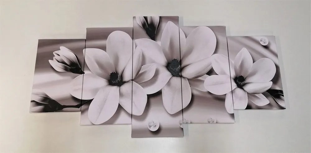 5-dílný obraz luxusní magnolie s perlami v černobílém provedení - 100x50 cm