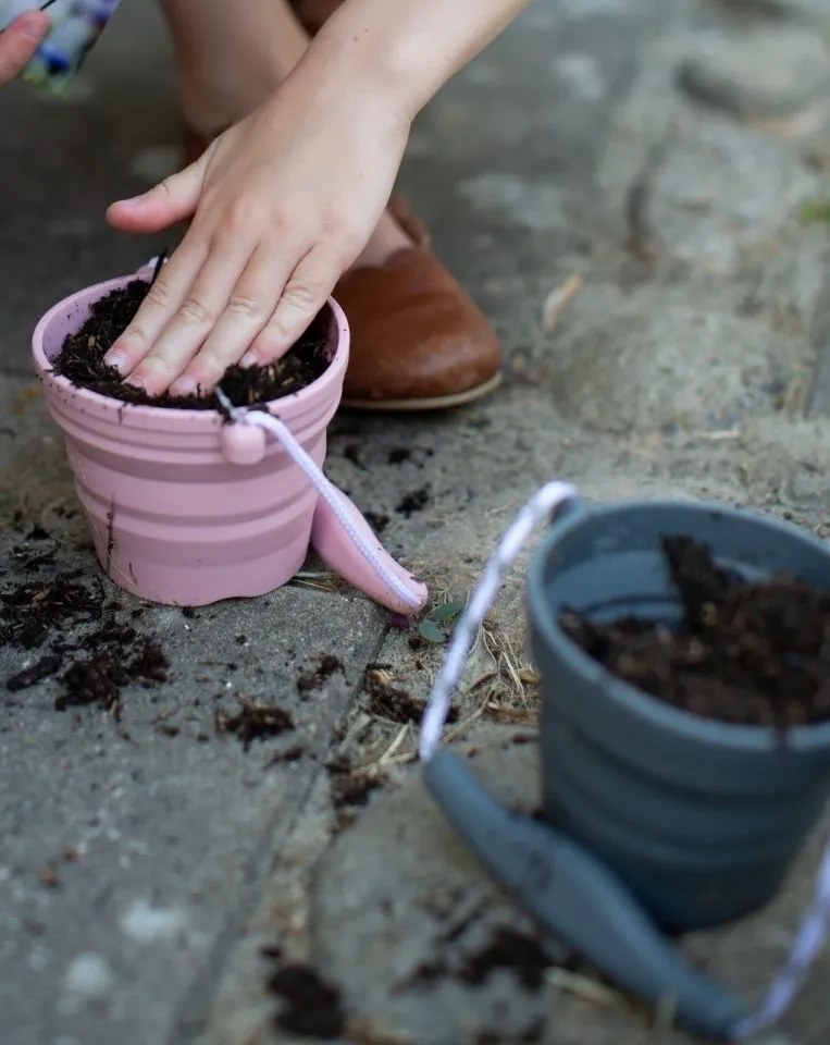 Scrunch set silikonový kyblík a lopatka, Anthracite Grey