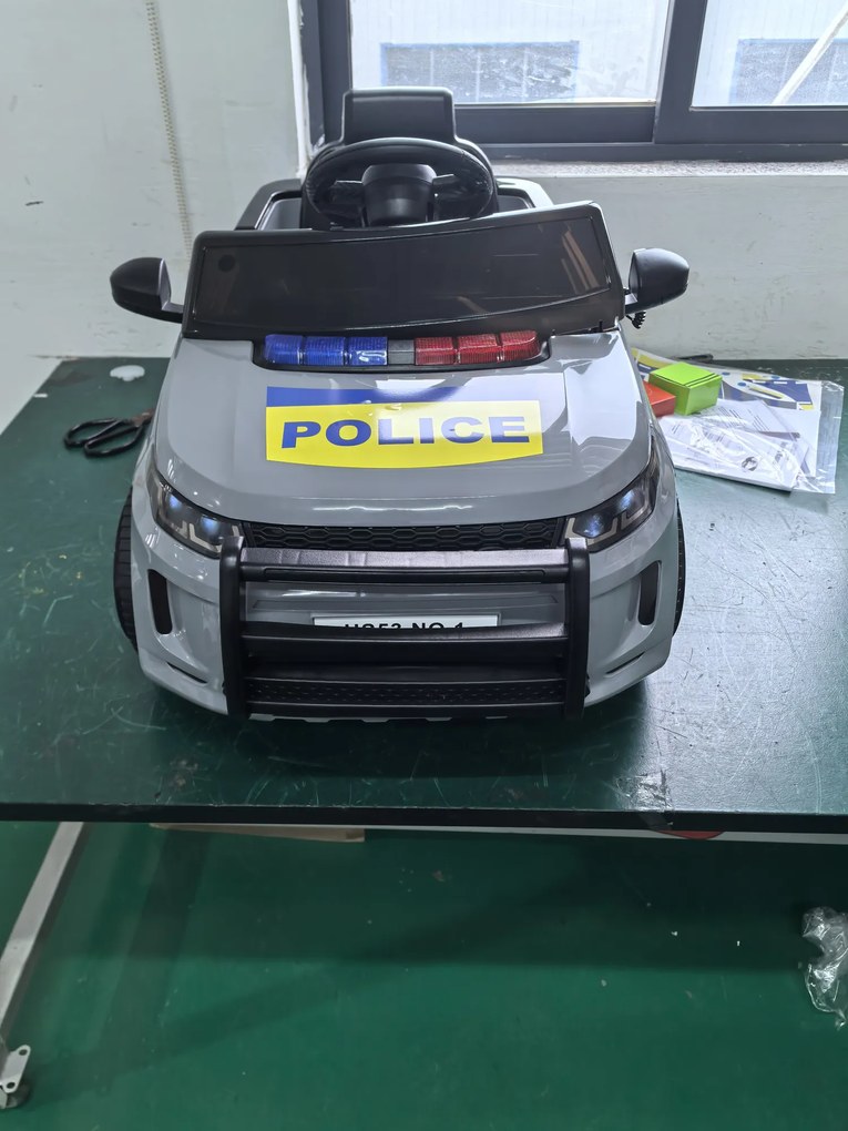 AIYAPLAY policejní elektrické auto 12V s dálkovým ovladačem, světlem a sirénou, šedé