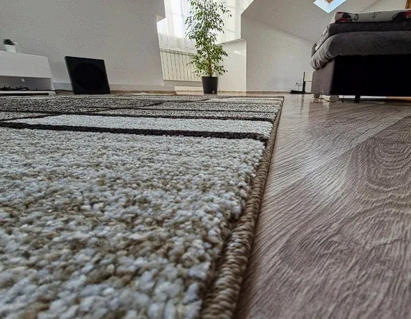 HU Moderní béžovo-hnědý koberec s kostkovaným vzorem Rio 685A-Beige-Fume Rozměr: 60x100 cm
