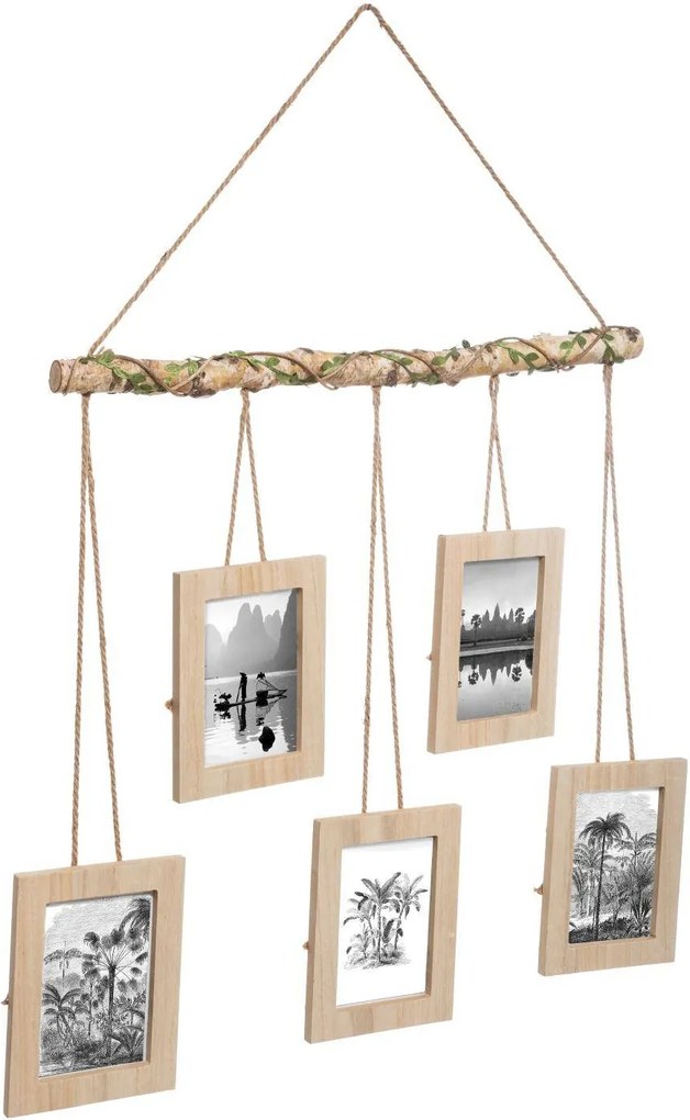 Sada fotorámečků zavěšených na dřevěné větvi