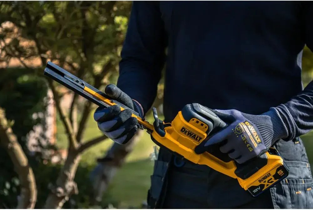 Aku plotostřih DeWalt DCMHT520N-XJ, 20cm, bez aku