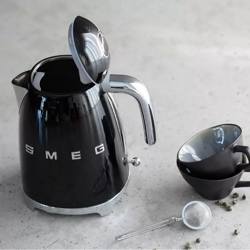 Černá rychlovarná konvice z nerezové oceli 1,7 l Retro Style – SMEG