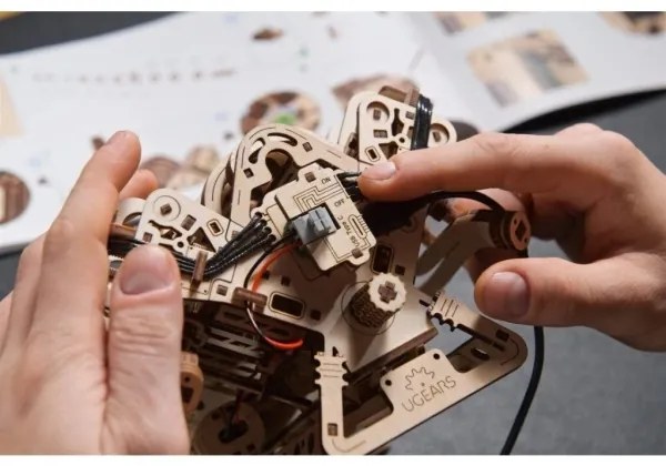 Ugears - 3D dřevěné mechanické puzzle Motor V8