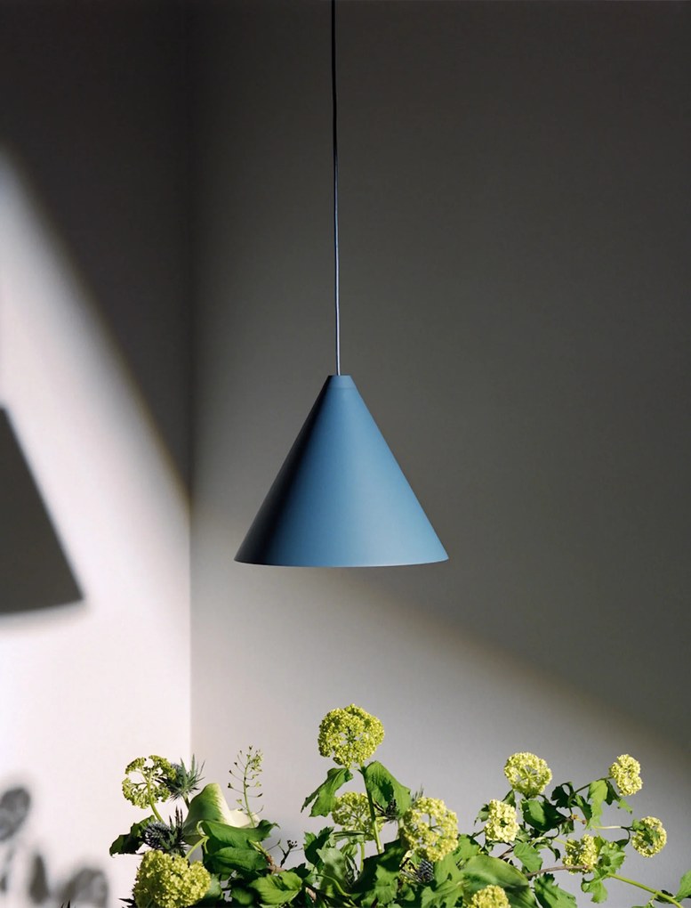 Flos String Light Cone head, svítidlo s 22m dlouhým kabelem, 21W LED 2700K, dotykové ovládání + bluetooth, modrá, prům. 19cm