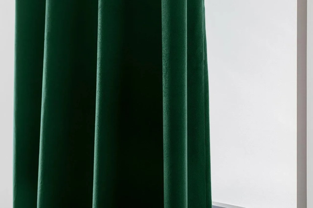 Tmavě zelený zatemňovací závěs VELVET 140x250 cm Zavěšení: Kovové kroužky