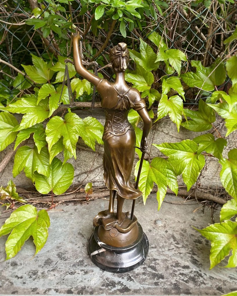 Bronzová socha Themis – Spravedlnost