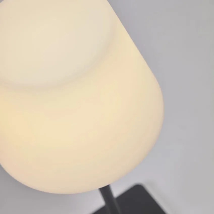 OnaDnes -20% Černobílá plastová zahradní stolní LED lampa Kave Home Aluney