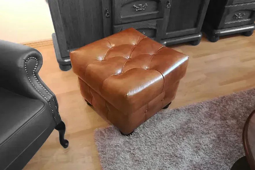 Chesterfield Windsor Cube: Kožený taburet
