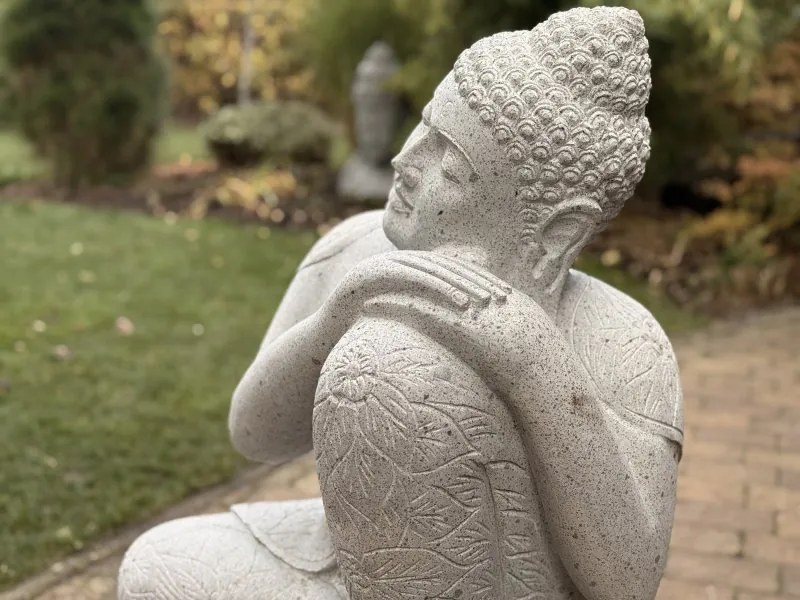 Buddha v odpočinku – ručně tesaná kamenná socha klidu a meditace