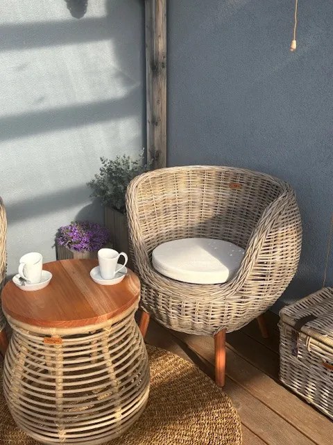 Vingo Odkládací stolek z ratanu s dřevěnou deskou, 60 cm