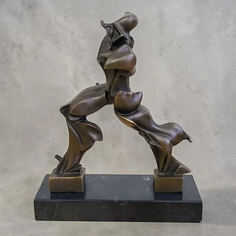 Futuristická bronzová soška – Unique Forms of Continuity in Space – Jedinečné formy kontinuity v prostoru – Umberto Boccioni abstraktní moderní umění