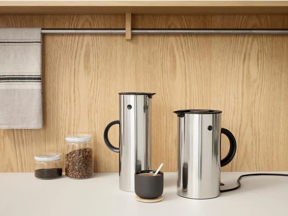 Plastová rychlovarná konvice ve stříbrné barvě 1,5 l EM77 – Stelton