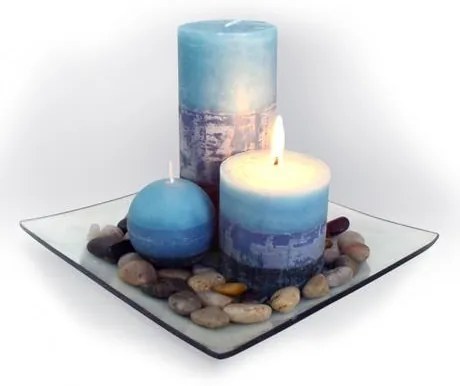 TORO Dárkový set 3 svíčky s vůní borůvky na skleněném podnosu s kameny.