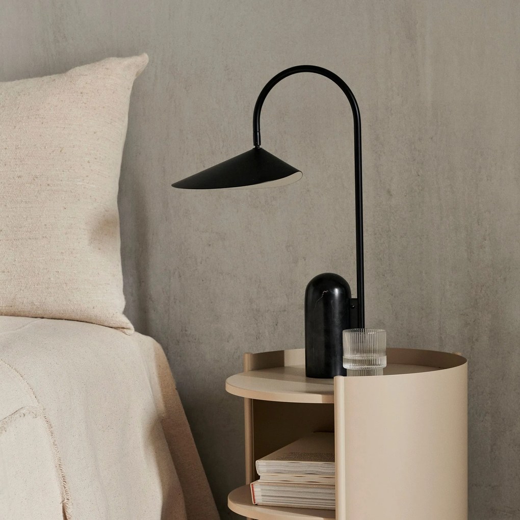 FERM LIVING Stolní lampa Arum, Cashmere